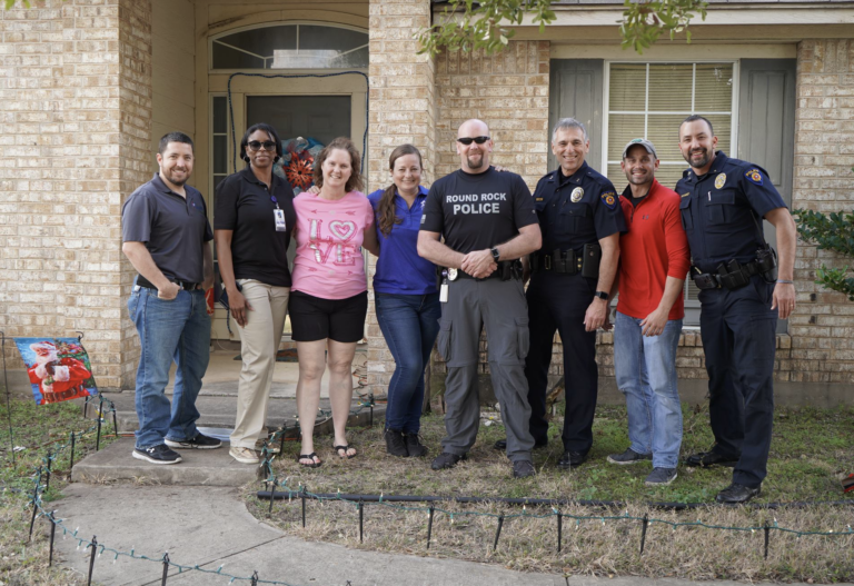 Round Rock police help "Light up the Holidays" - City of Round Rock